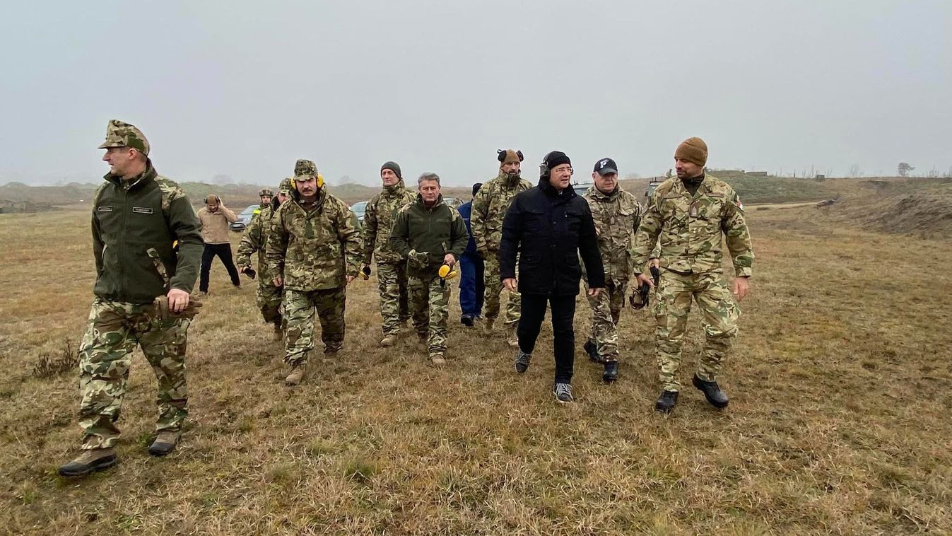 Katonai terepszemlén járt Kósa Lajos és Tasó László is