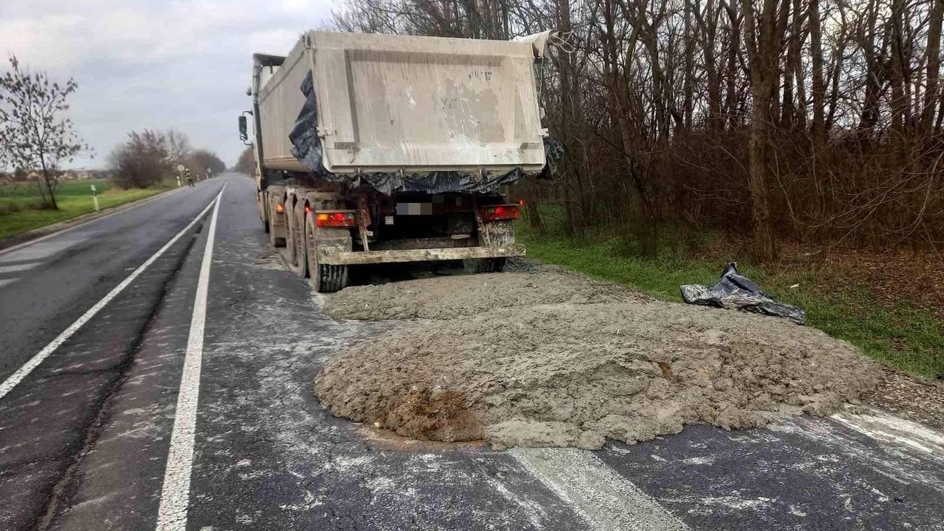 Iszap áradt szét a főúton Berettyóújfalunál