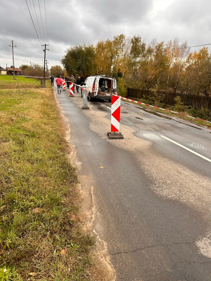 Alámosta az eső, teljesen le kellett zárni a Létai út egy részét!