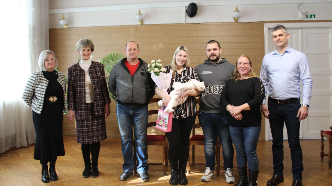 Kislány az év első babája Hajdúsámsonban