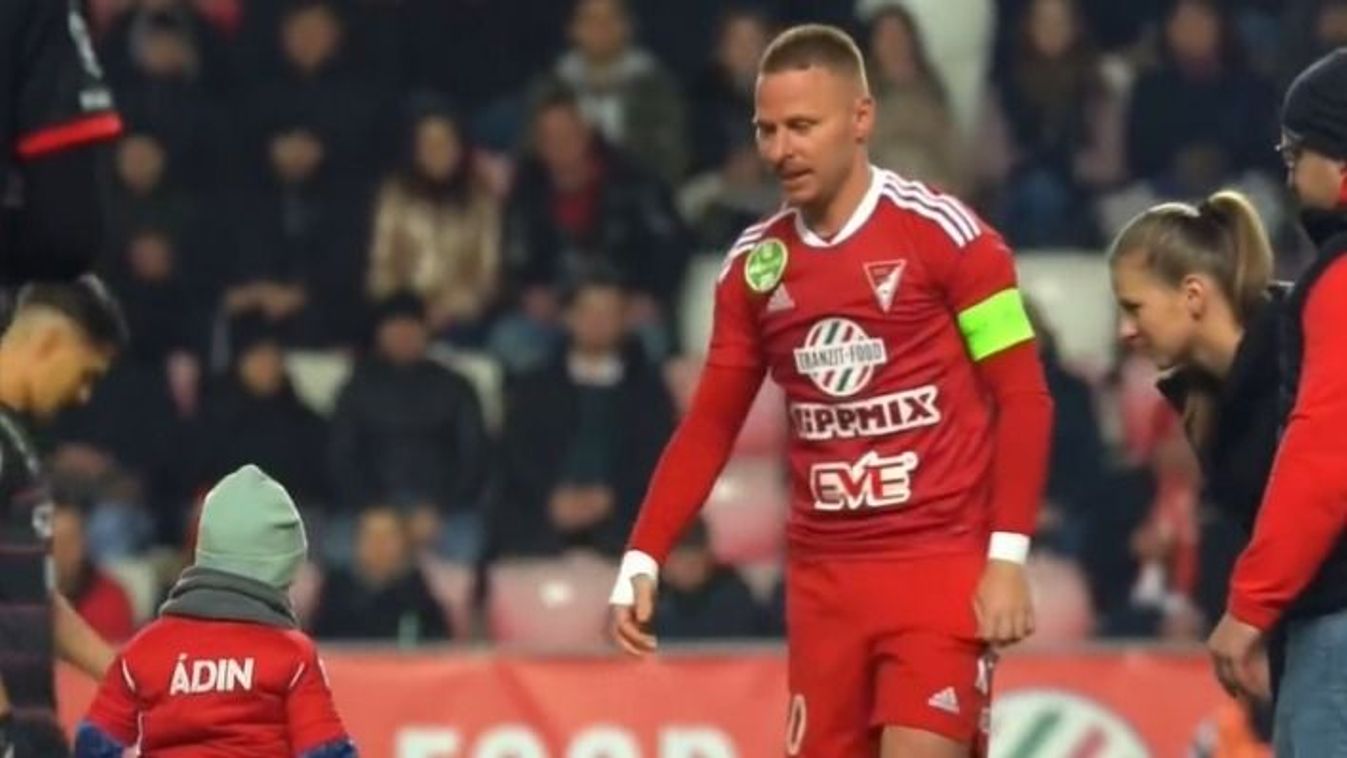 Megható jelenet: a kezdőrúgás előtt ölben vitte Dzsudzsák Balázs a kis ...