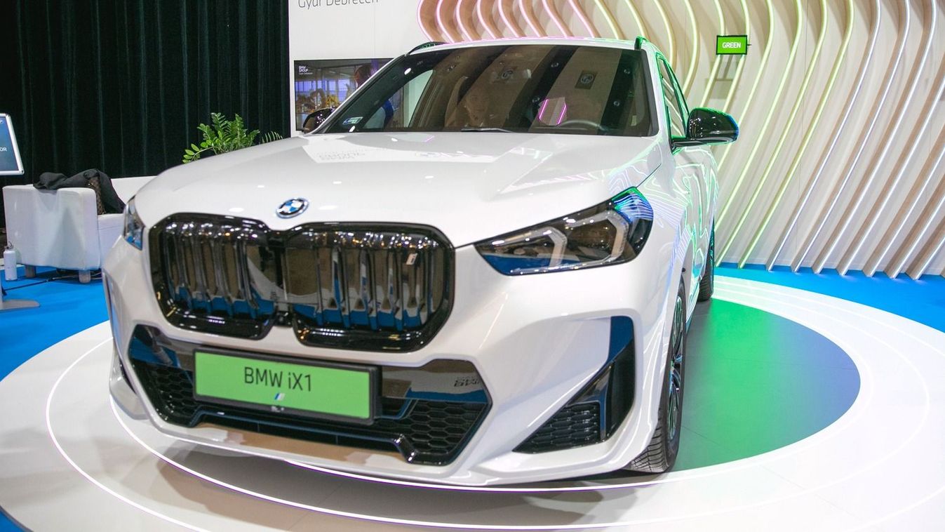 A forgalmazóknak is megmutatták, mire lesz képes a debreceni BMW-gyár