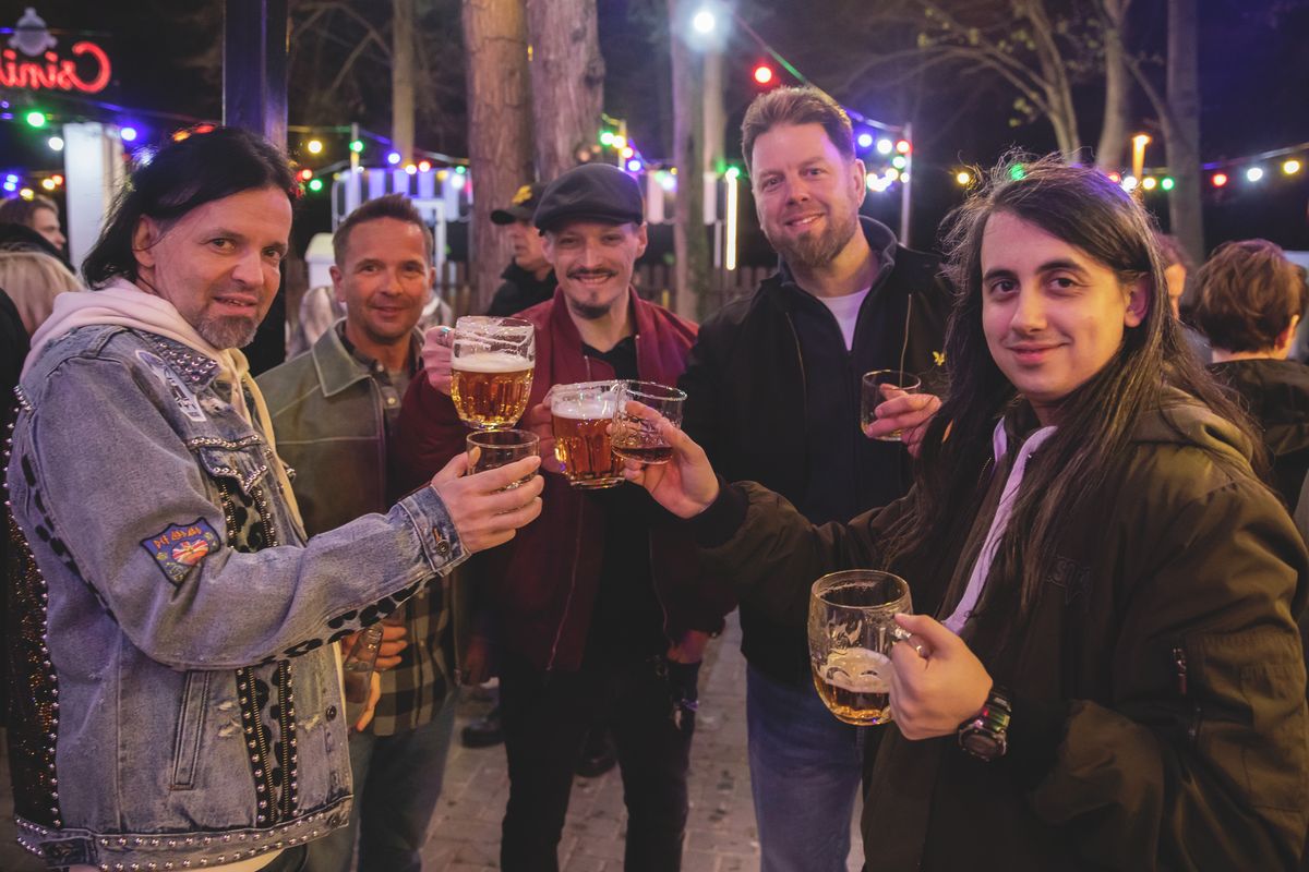 Csinibaba Kultkert: ilyen volt a nyitóbuli Fejes Tamásnál