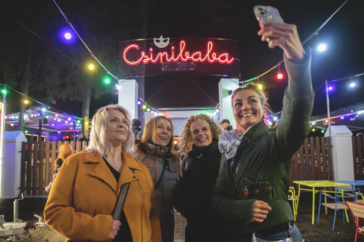 Csinibaba Kultkert: ilyen volt a nyitóbuli Fejes Tamásnál