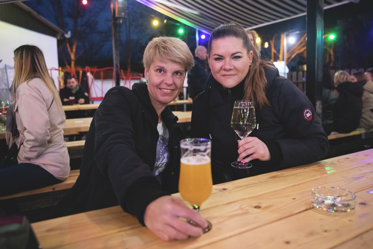 Csinibaba Kultkert: ilyen volt a nyitóbuli Fejes Tamásnál