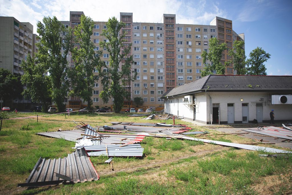 Helyszíni fotókon a debreceni SPAR-t ért viharkárok és azok elhárítása ...