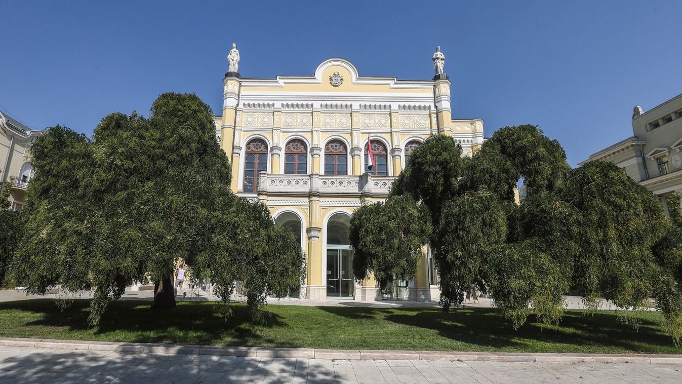 Munkába állt dr. Vadász Dániel, a Csokonai Nemzeti Színház új ...