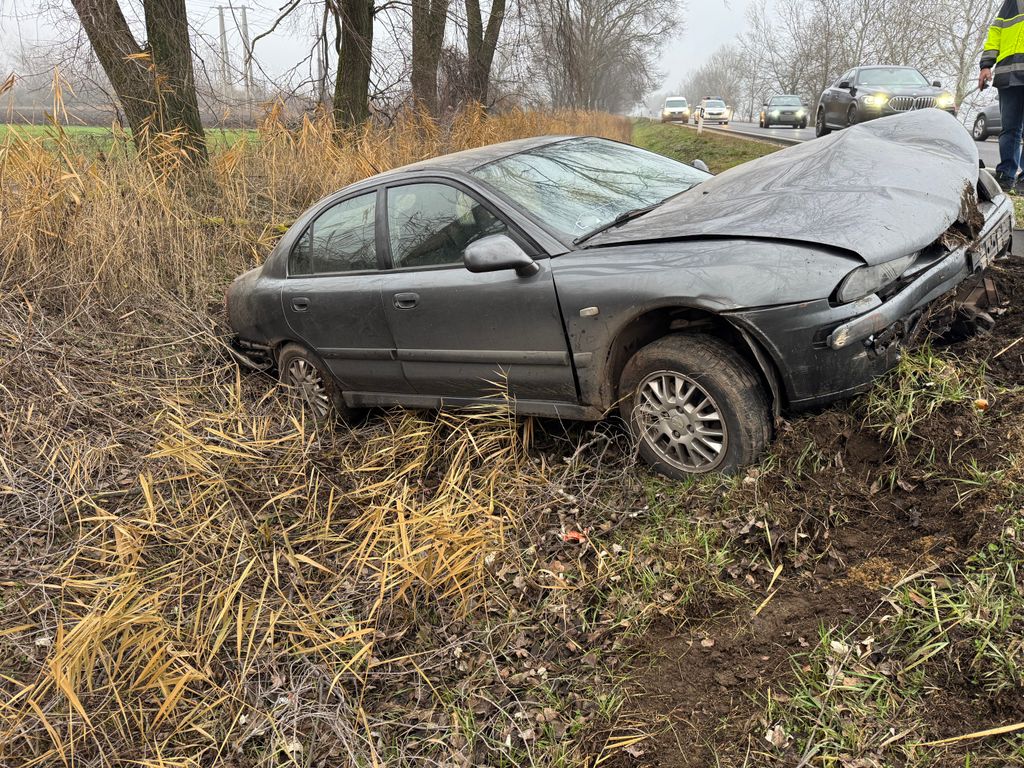 Baleset Hajdúszoboszlónál: árokba hajtott egy autó | HAON