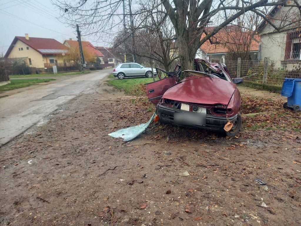 Fának csapódott egy autó Berettyóújfaluban | HAON