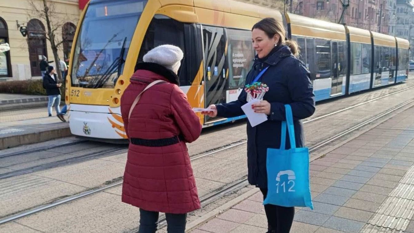Jótanácsokat és ajándékot is adtak a rendőrök az időseknek