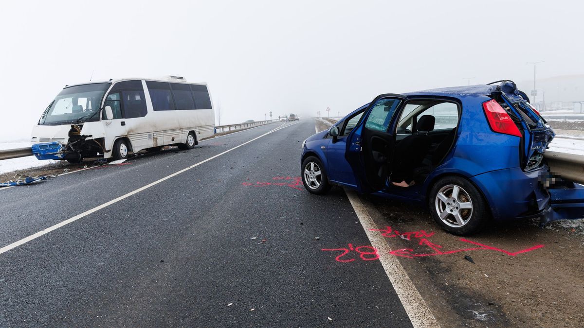 Baleset: 27-en ültek a Debrecennél összetört autókban, nagy erőkkel ...