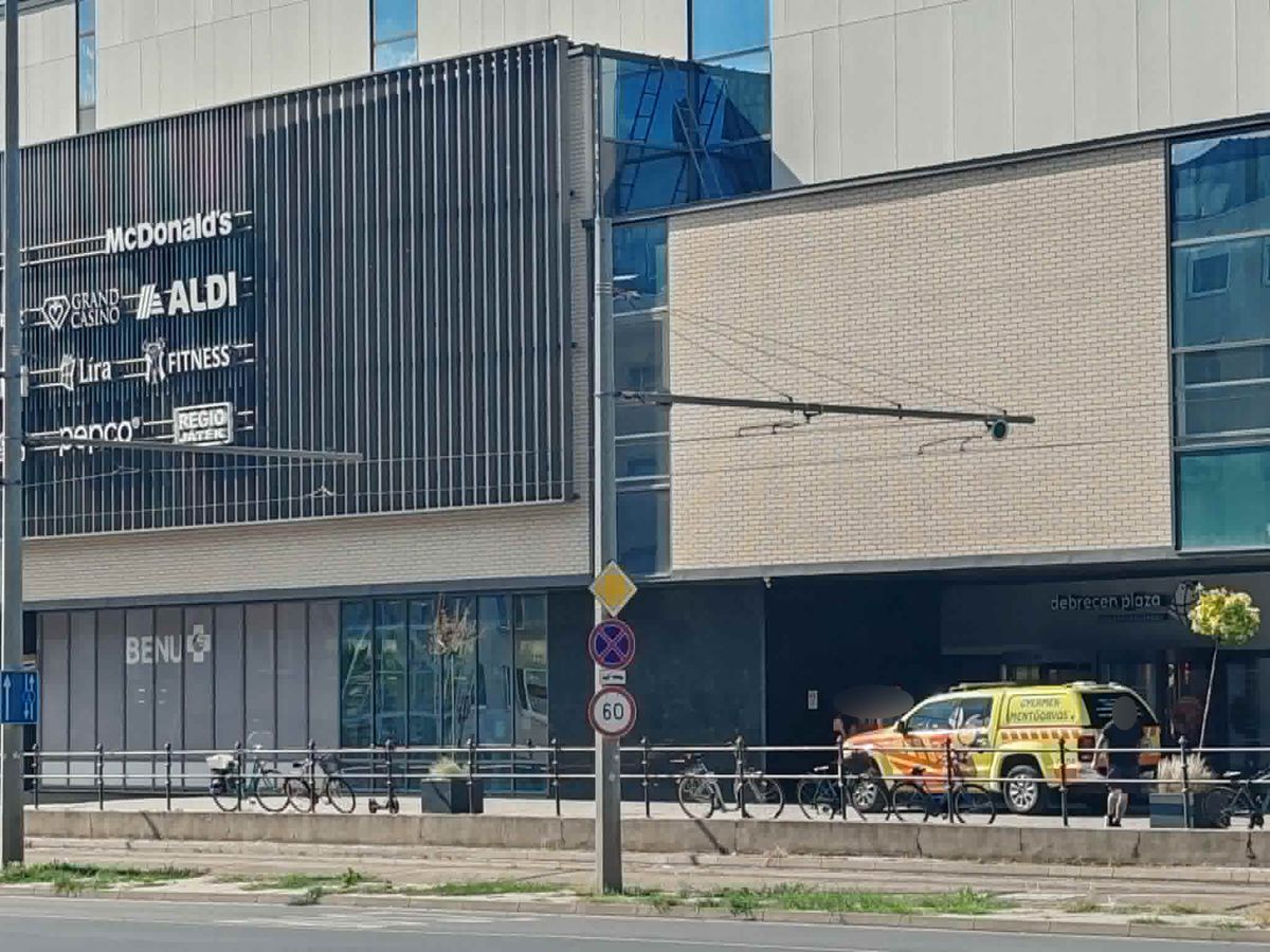 Gyerekmentőt riasztottak a Debrecen Plazahoz - megtudtuk, mi történt ...