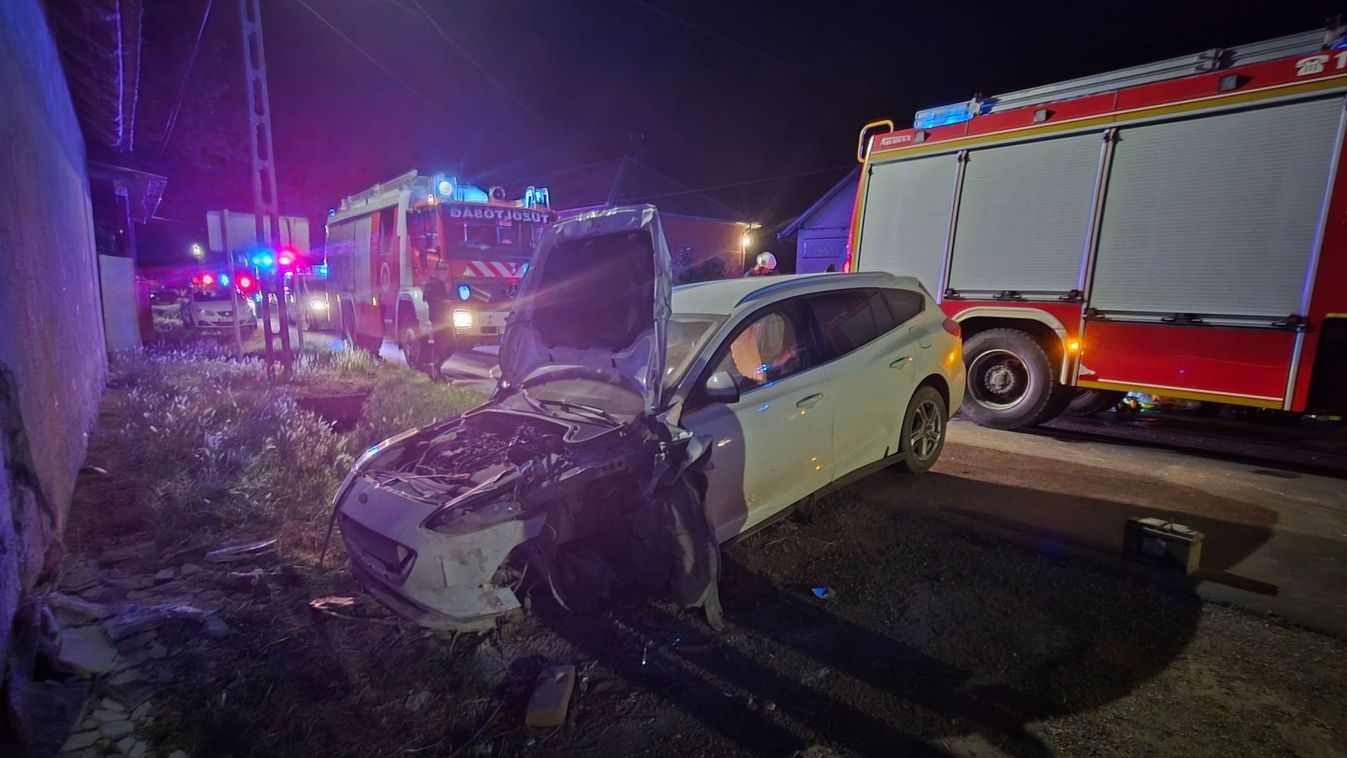 Házfalnak csapódott egy autó a hajdú-bihari településen, mentőt ...