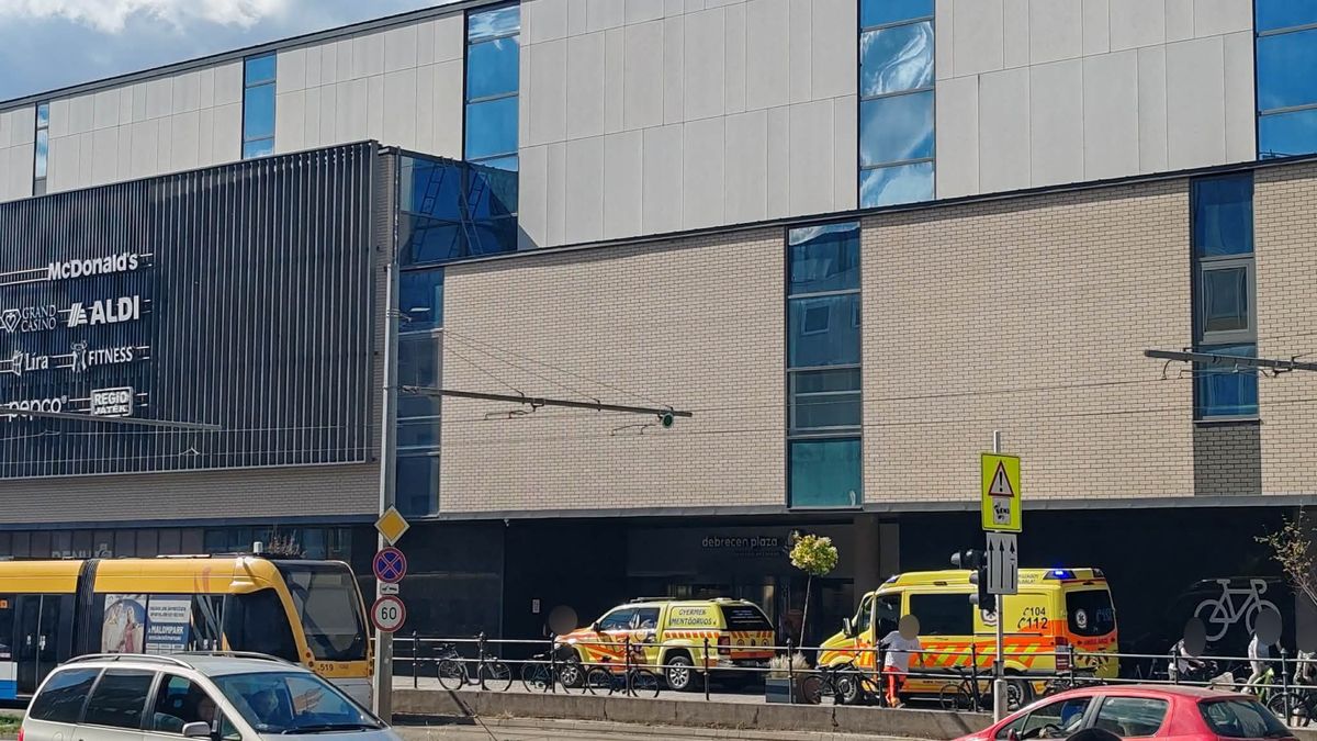 Gyerekmentőt riasztottak a Debrecen Plazahoz - megtudtuk, mi történt ...