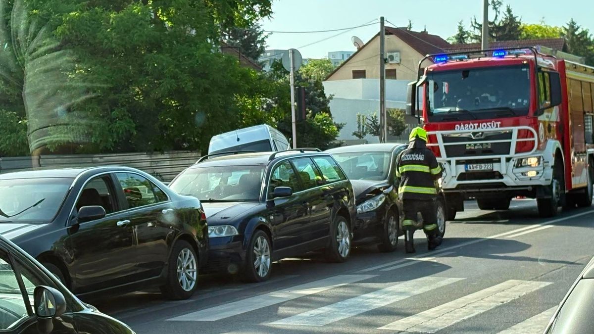 Baleset Debrecen egyik legforgalmasabb útján, három autó ütközött