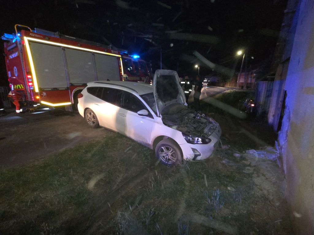Házfalnak csapódott egy autó a hajdú-bihari településen, mentőt ...